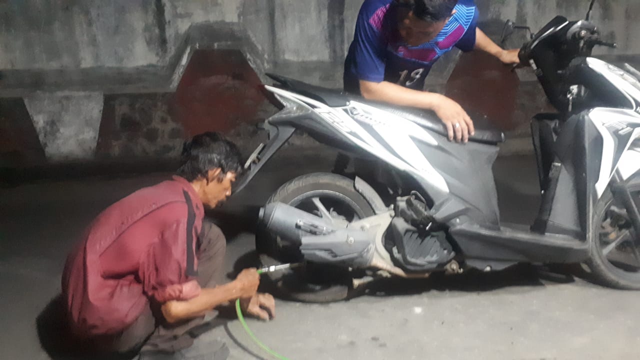 Puluhan Tahun Jadi Tukang Tambal Ban, Aran Mampu Biaya Anak Sekolah ...