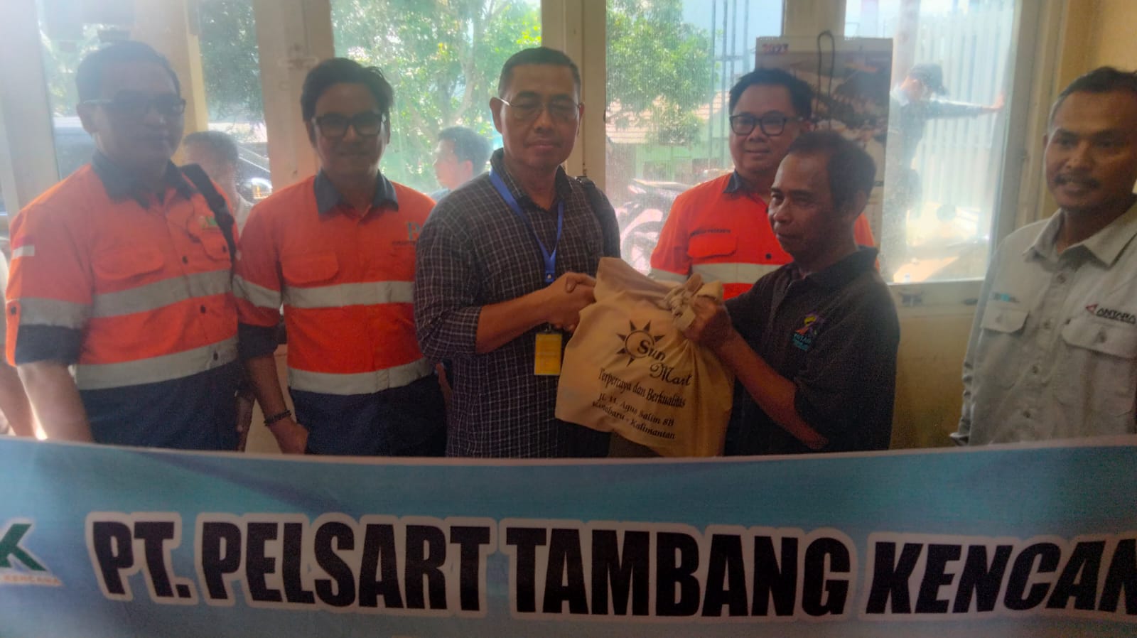 PT PTK Bersama PWI Kotabaru Berbagi Kepada Kaum Dhuafa dan Anak Yatim ...