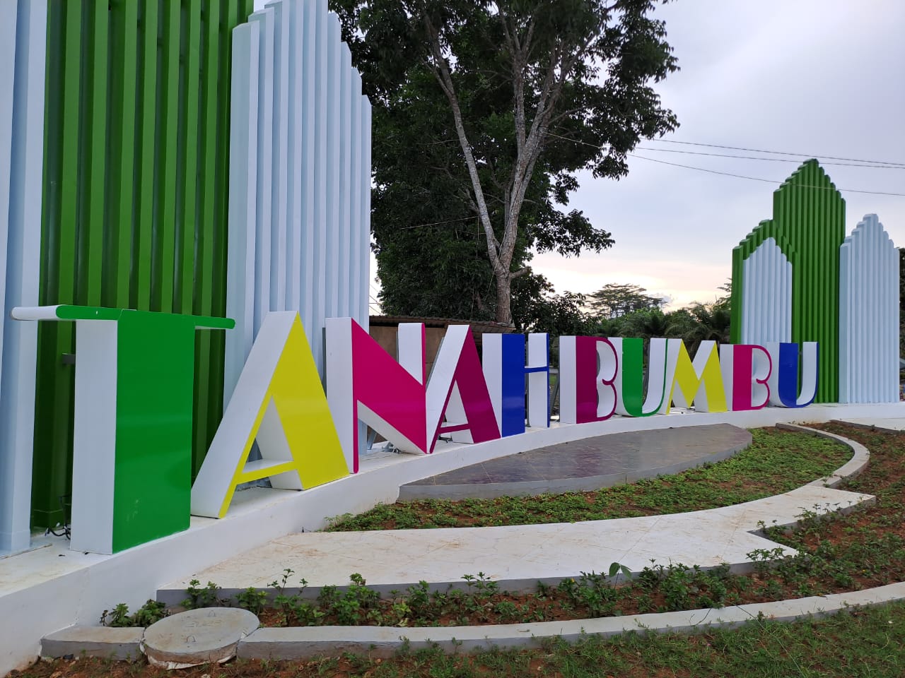 Tugu dan Bundaran Adipura Jadi Objek Wisata Baru Warga Tanbu | Metro Kalsel