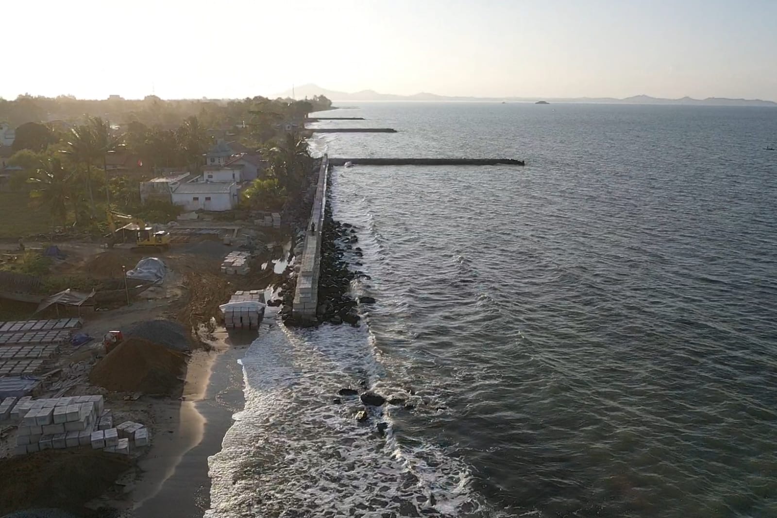 Cegah Abrasi, Pemkab Tanah Bumbu Bangun Pengaman Pantai Pagatan | Metro ...